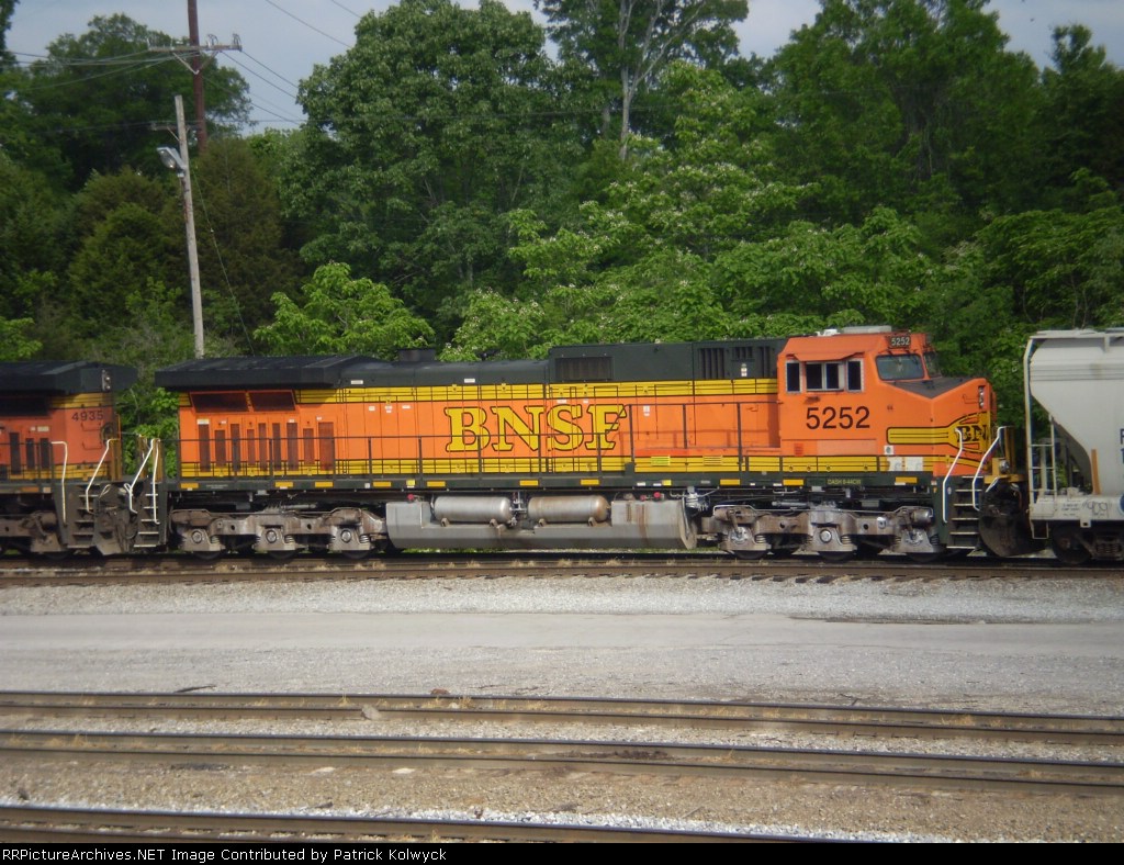 BNSF 5252